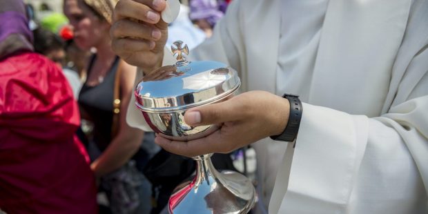 Kaj storiti, če hostija med obhajanjem pade na tla