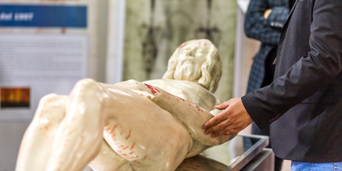 Moški s torinskega prta ni bil mrtev, kaže medicinska študija