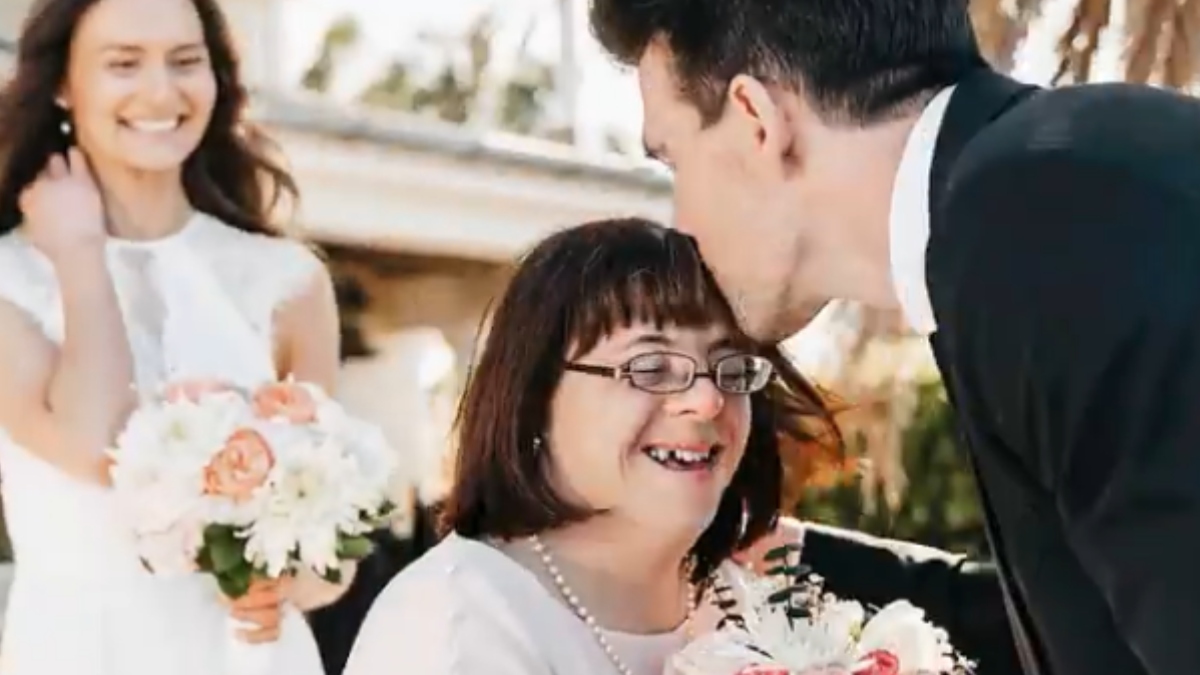 Brat na ganljiv način presenetil svojo sestro z Downovim sindromom