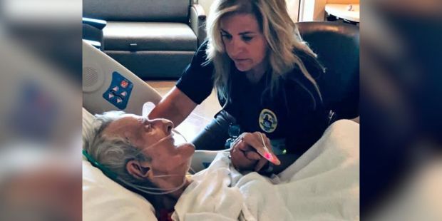 Ganljiv prizor: policistka tolaži brezdomca na smrtni postelji