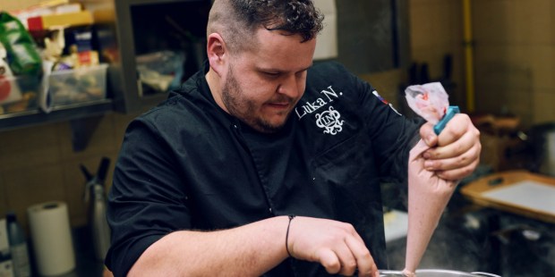 Luka Novak v kuhinji