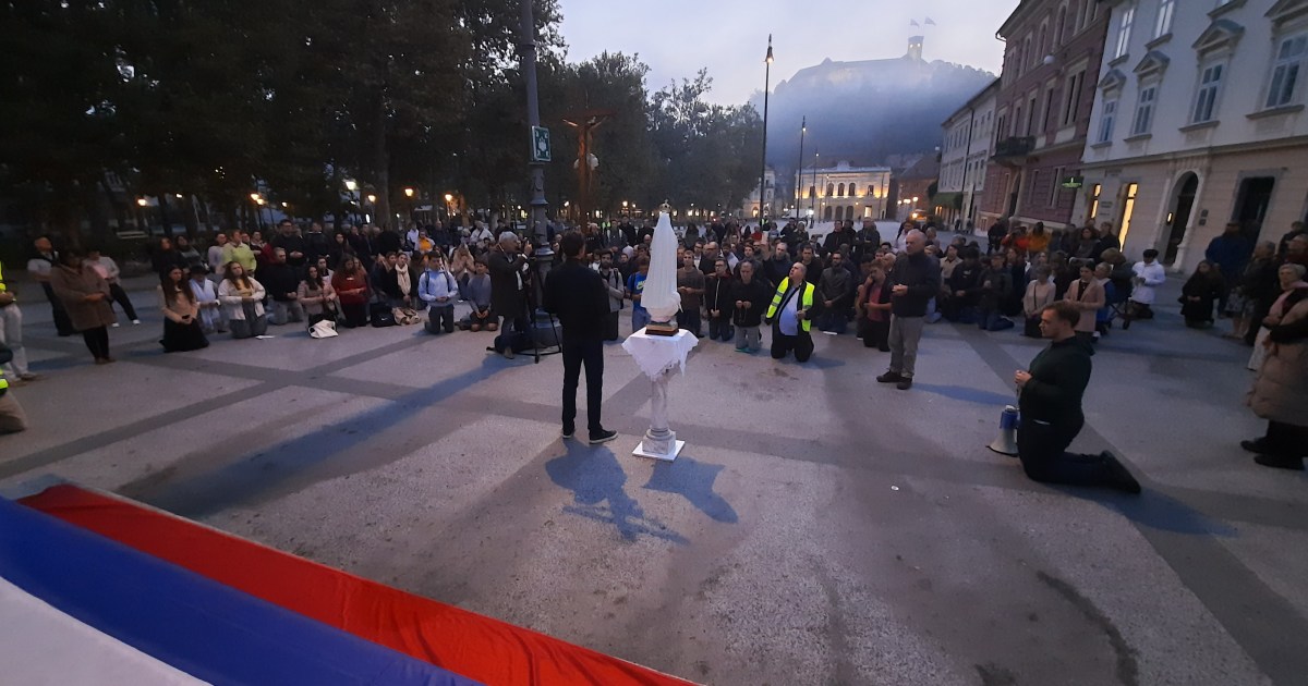Rožni venec na Kongresnem trgu ob jutranji zori