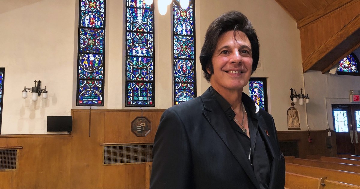 “Diakon Elvis”: v svoji župniji oznanja s pesmimi priljubljenega pevca